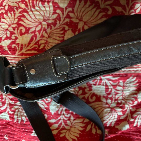 Levenger | Bags | Levenger Bomber Jacket Leather Messenger Bag In Brown ...